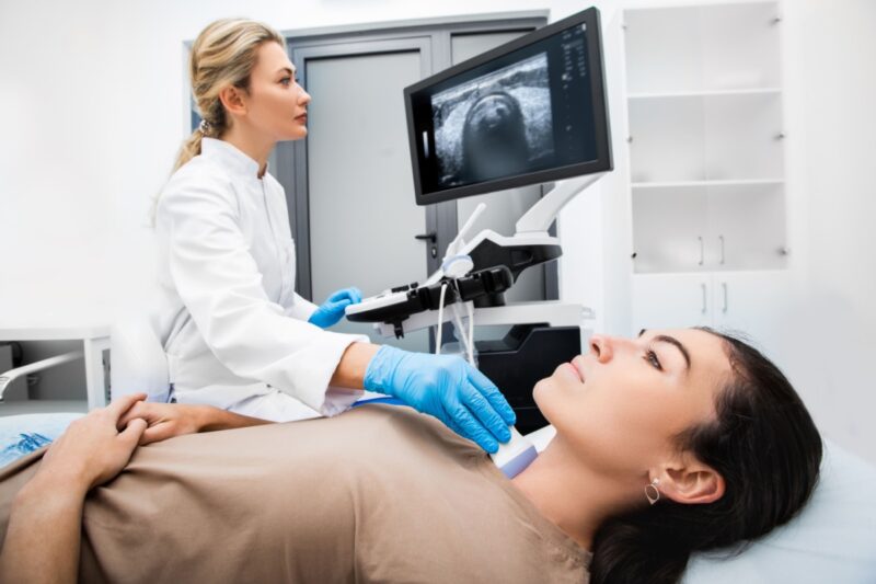 Hipertiroidism: cauze, simptome și tratament – Ce trebuie să știi